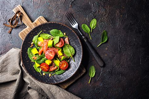 신선한 아기 시금치 잎 체리 토마토 슬라이스 아보카도와 짠 붉은 연어 샐러드 0명에 대한 스톡 사진 및 기타 이미지 0명