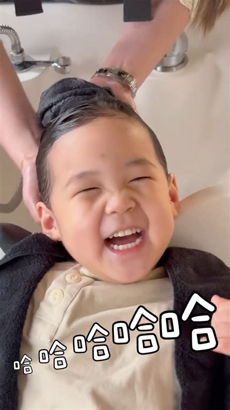暖暖 👶🏻 與妳分享的快樂，勝過獨自擁有～ 平常跟暖說要懂的分享 沒想到換她反過來跟我說了呢😂 真的很會耶哈哈哈哈哈 暖暖 暖暖日常