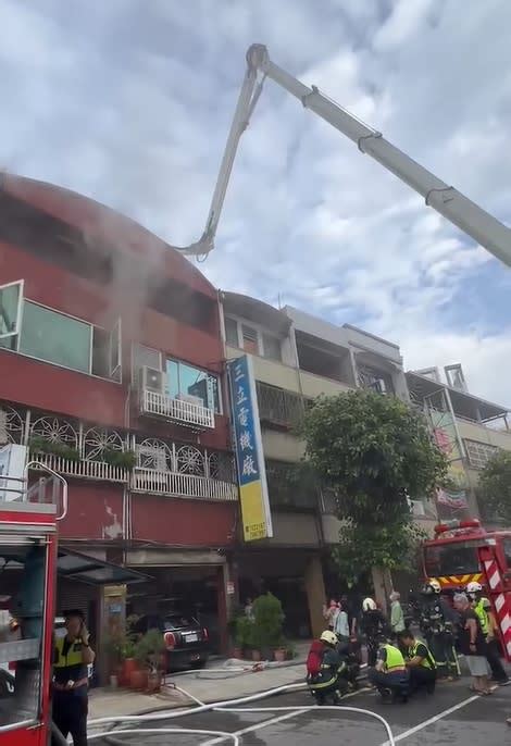彰化透天厝火警濃煙直竄！ 「3人一度受困屋頂」消防急灌救