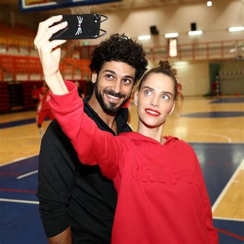 מעלה דופק אביב אלוש בטייץ צמוד וחיוך כובש