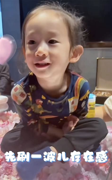 陈小春应采儿大儿子Jasper小学毕业 现场照曝光上海热线娱乐频道