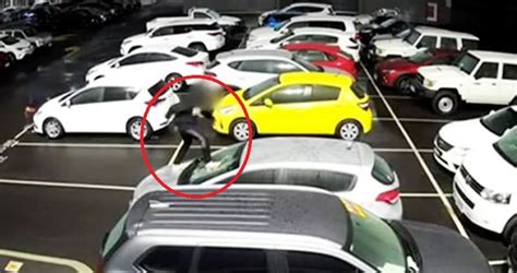 شاهد فيديو كاميرات مراقبة توثق تخريب متعمد لـ 37 سيارة Arabgt
