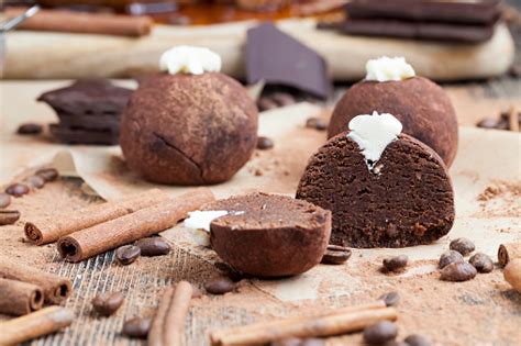 코코아와 설탕이 든 버터 크림을 곁들인 비스킷 부스러기로 만든 케이크 갈색에 대한 스톡 사진 및 기타 이미지 갈색 감자 요리 건강한 식생활 Istock