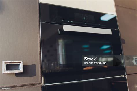 단일 벽 오븐 격리 가정용 및 통합 주방 가전 제품 대용량 온난화 서랍스테인리스 스틸 내장 전기 열분해 오븐의 전면보기 전기로에 대한 스톡 사진 및 기타 이미지 Istock