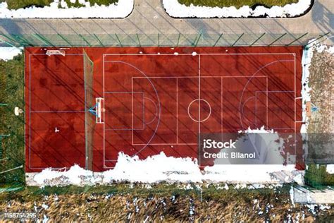 농구 배구 또는 축구 코트 필드 빨간색 배경 무인 항공기 사진의 상단 그래픽보기 0명에 대한 스톡 사진 및 기타 이미지 0명 건축 공중 뷰 Istock