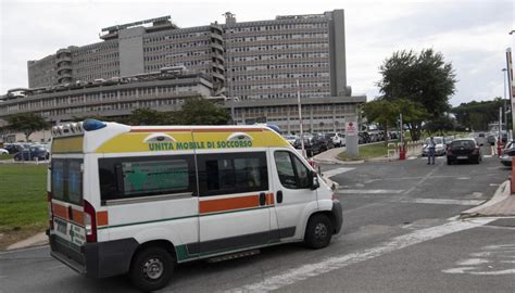 Roma Ci dispiace è morto scoppia il caos all ospedale Sant Andrea