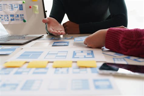 Kelompok Pengembang Ux Dan Desainer Ui Bertukar Pikiran Tentang Desain