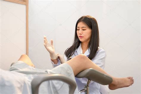 Escena De Una Ginecóloga Mujer Está Usando Guantes Médicos Y Haciendo