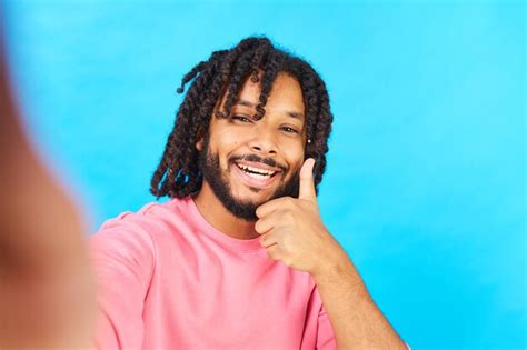 Premium Photo Selfie Of A Man With Hair In Braids Happy With Nodding Premium Photo Selfie Of A Man With Hair In Braids Happy With Nodding