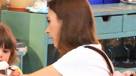 Tata Werneck Curte Passeio A Filha Clara Maria Em Shopping