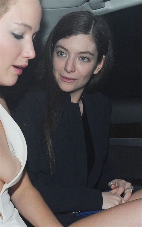 Oh Lorde Self Conscious Jennifer Lawrence Tries To Prevent Wardrobe