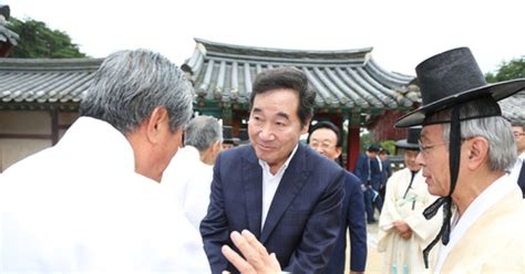 인사하는 이낙연 국무총리