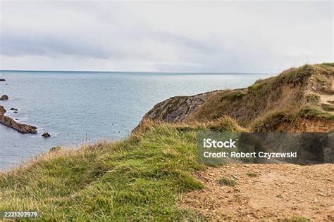해안 풍경은 구름 낀 하늘 아래 잔잔한 바다가 내려다 보이는 풀이 무성한 절벽을 보여줍니다 0명에 대한 스톡 사진 및 기타 이미지 Istock