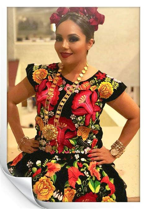 Luciendo Un Maquillaje Y Peinado De Tehuana Trajes Tipicos De Mexico