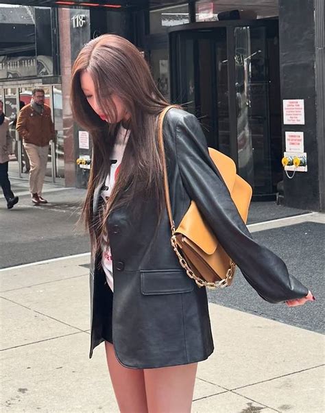 있지 유나 뉴욕 거리의 패션 잇걸 강추위에 맞선 하의실종 레더룩 패션엔