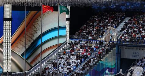 나란히 계양된 중국과 사우디아라비아 국기