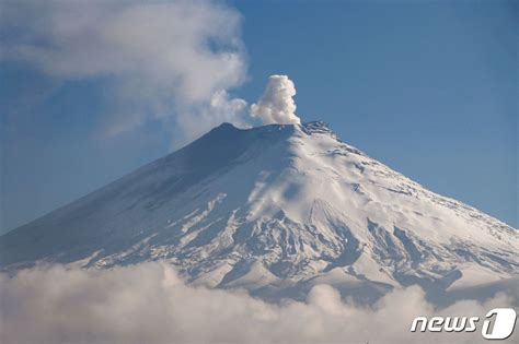 화산재와 가스 분출하는 에콰도르 코토팍시 화산 네이트 뉴스