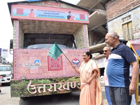 विधानसभा अध्यक्ष ऋतु खंडूरी भूषण ने मानस खंड झांकी को हरी झंडी दिखाकर