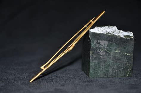 镶宝石金胸针 临渊阁 天地一家春