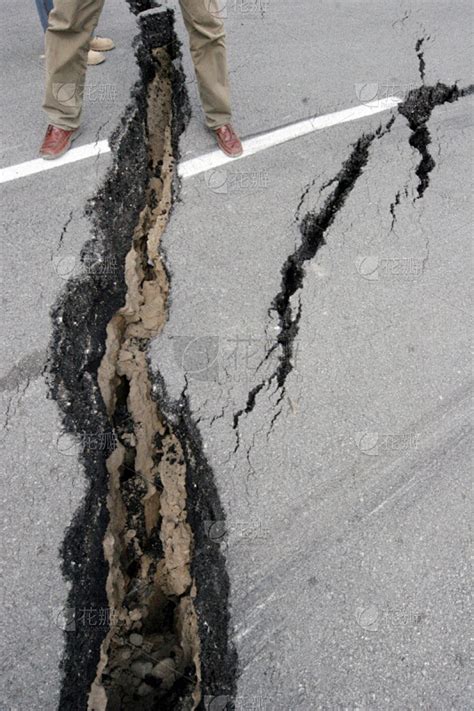 巨大的 路 地震 破碎的 警告标识 沥青 环境 全球通讯 坏掉的 公路