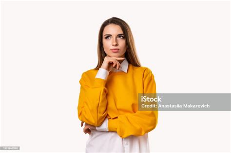 사려 깊은 표정으로 펜시브 브루넷 소녀 턱에 손을 유지 뭔가를 계획하거나 선택을 흰색 배경 20 24세에 대한 스톡 사진 및 기타 이미지 Istock
