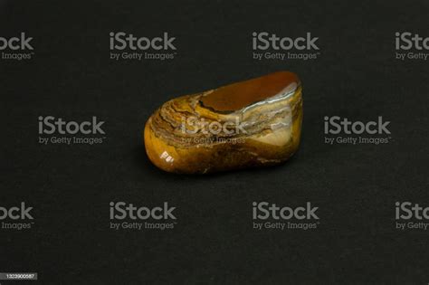 남아프리카 공화국 Rsa에서 호랑이의 눈 돌 검은 색 배경에 천연 미네랄 스톤 광물학 지질학 돌의 마법 반 보석 미네랄 샘플