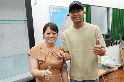 迎端午巧手做香包 大葉境外生新奇的感覺 觀傳媒