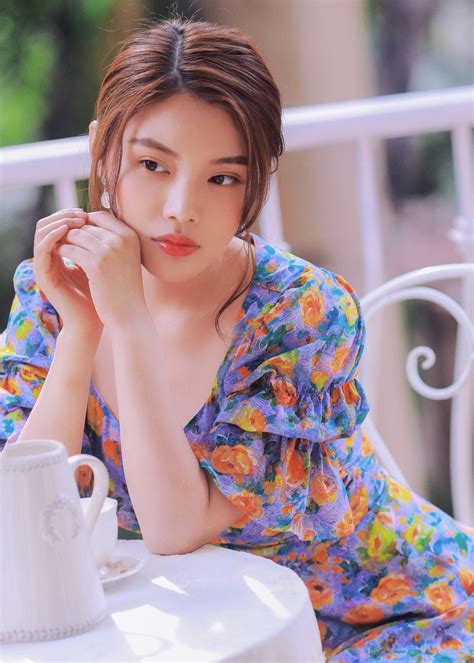徐冬冬油画约会装尽显春日气息 身穿碎花裙秀性感身材