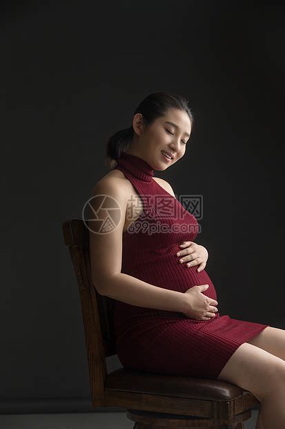 孕妇抚摸肚子高清图片下载 正版图片507666624 摄图网