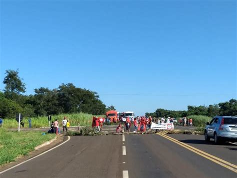 Integrantes Do Mst Interditam Trechos De Rodovias Federais Em Mato