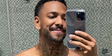 Nego do Borel mostra partes íntimas durante live