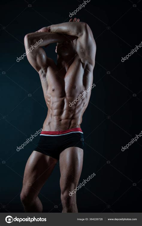 Atletisch Shirtloos Mannelijk Model Flexspieren ⬇ Stockfoto