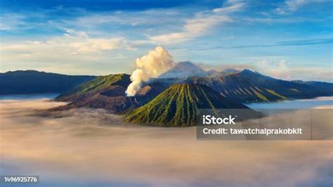 마운트 Penanjakan에서 브로 모 Tengger Semeru 국립 공원 동쪽 자바 인도네시아에 관점에서 일출 동안 마운트