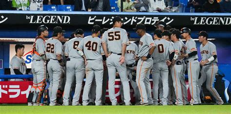 ＜ヤ・巨＞7回の攻撃前に円陣を組む巨人ナイン（撮影・沢田 明徳） ― スポニチ Sponichi Annex 野球