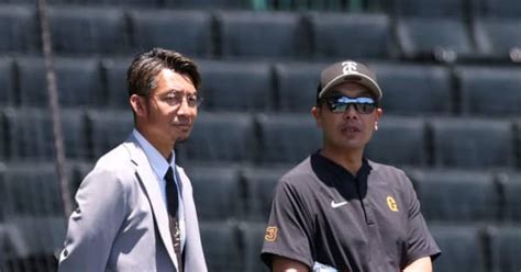 阪神obの鳥谷敬氏 オシャレ感マシマシの眼鏡姿で阿部監督と談笑 グレーのスーツもさわやか 戸郷は菅野と笑み デイリースポーツ