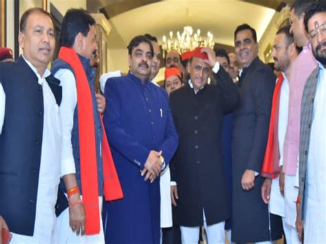 Samajwadi Party Akhilesh Yadav Reached Up Assembly In Black Sherwani