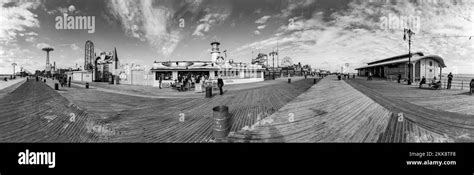 Coney Island Usa October 25 2015 People Visit Famous Old Promenade