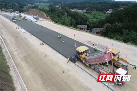 白南高速第三合同段路面施工水稳底基层试验段顺利摊铺 交通建设 交通频道