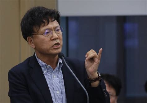 민주 ‘막말 전력 보수인사 영입 ‘잡음당내서도 도움 안 돼”