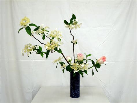 東吳大學推廣部 【每週一花】東吳丹尼插花教室 主 題：基本傾真型 投入
