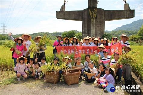中原大學「小農夫體驗營」 與復旦高中一起將教室搬進稻田 蕃新聞