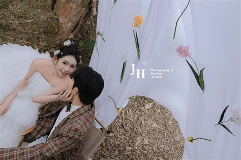 西敏英國手工婚紗 ｜有別於以往的甜美！復古神秘女伶｜ 神秘感十足的深綠色絨布是今年秋冬的新選擇之一，以俏麗的蕾絲滾邊重現復古經典，除此之外