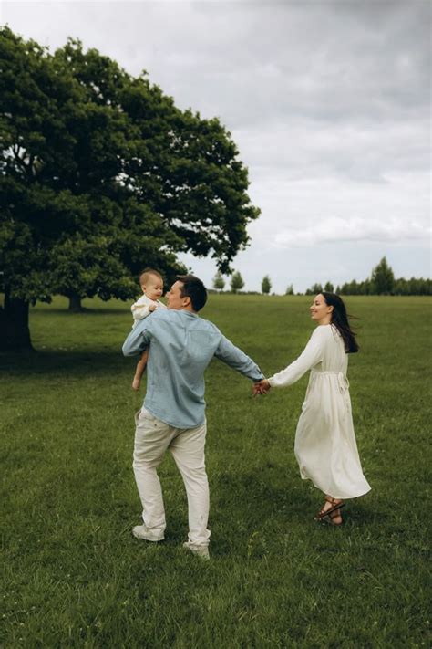 Семейная фотосессия на природе Семейные фотосессии Фотография младенца Фотосессия