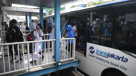 Penumpang Transjakarta Tak Lagi Diwajibkan Pakai Masker