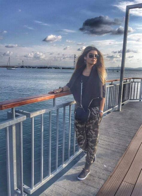 Вероника Спри да угаждаш на всички Ти си човек с вкус посока и сърце И не е твоя работа да