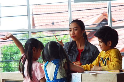 교사는 가르치고 휴일 주말에 세 자녀를 흰 종이에 그리기 귀여운에 대한 스톡 사진 및 기타 이미지 귀여운 놀기 단체 Istock
