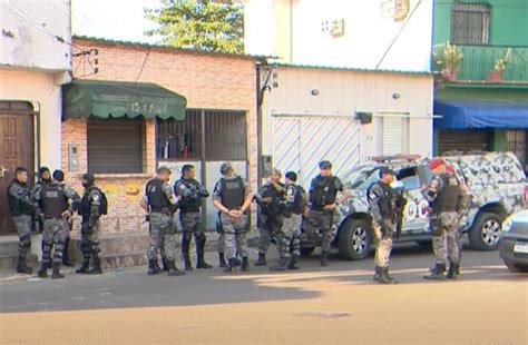 Mega operação cerca bairro em área vermelha de Manaus e cumpre mandados