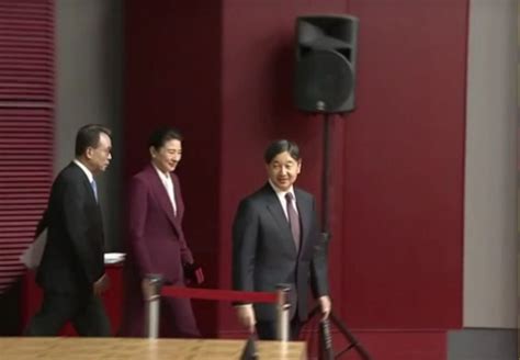 日本56岁雅子皇后罕见穿裤装亮相，又飒又美，与丈夫默契十足腾讯新闻