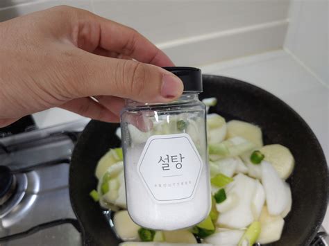 밥 위에 올려 먹으면 맛있는 참치감자조림 레시피