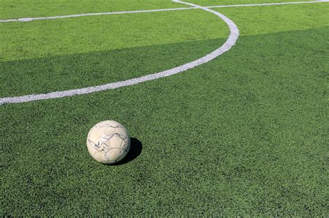 인조 잔디에서 축구입니다 그것은 경기장의 녹색 배경에 대 한 가죽에 대한 스톡 사진 및 기타 이미지 가죽 건강한 생활방식
